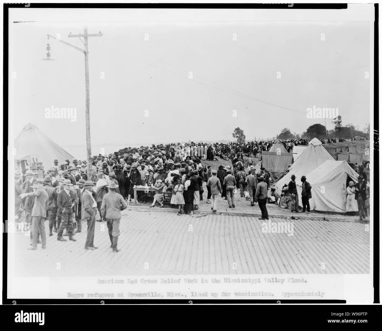 Red cross relief work hi-res stock photography and images - Alamy