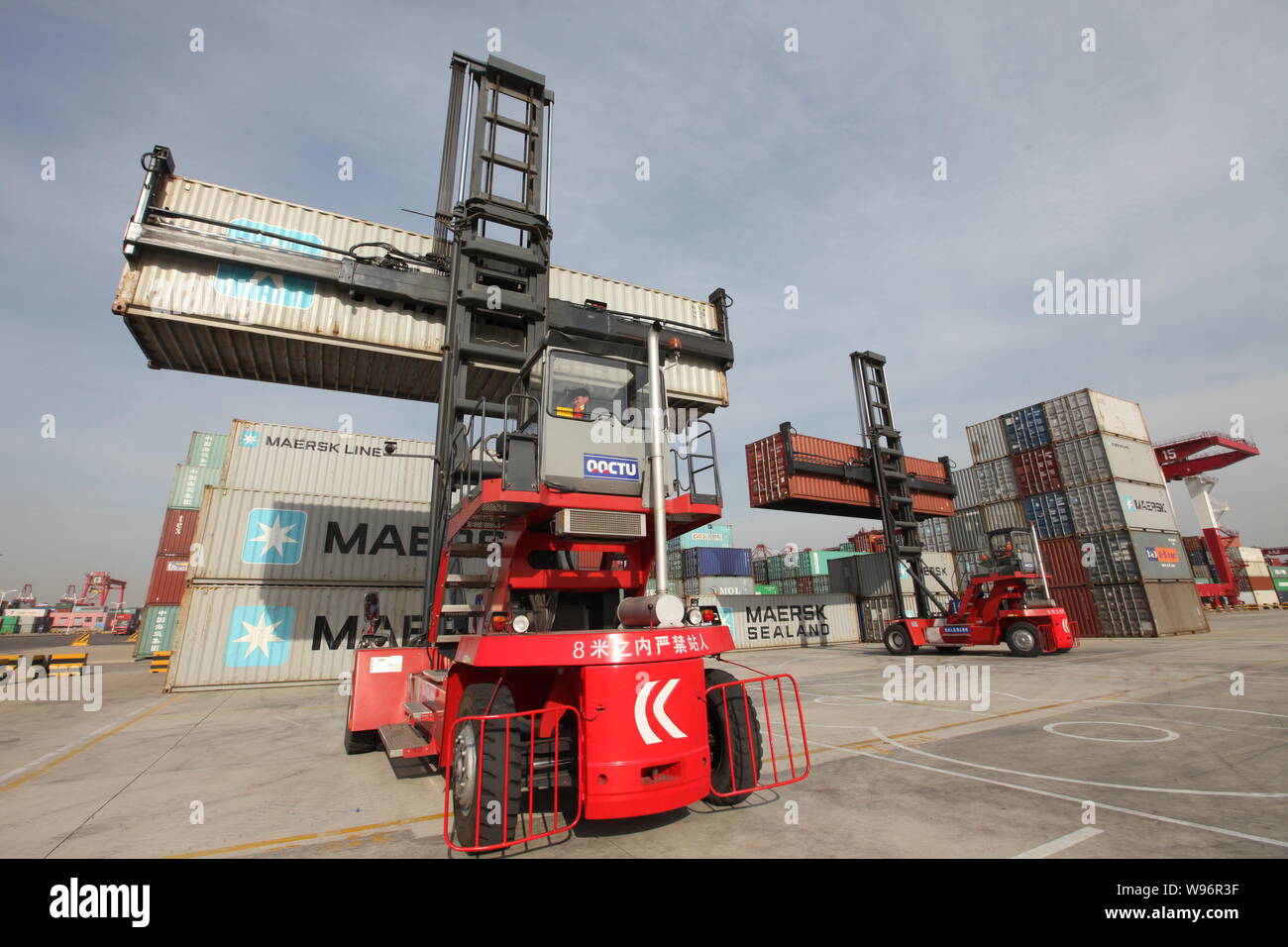 Container lifts hi-res stock photography and images - Alamy