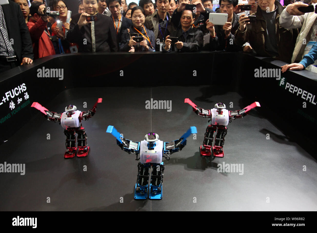 Industrial robots china hi-res stock photography and images - Alamy