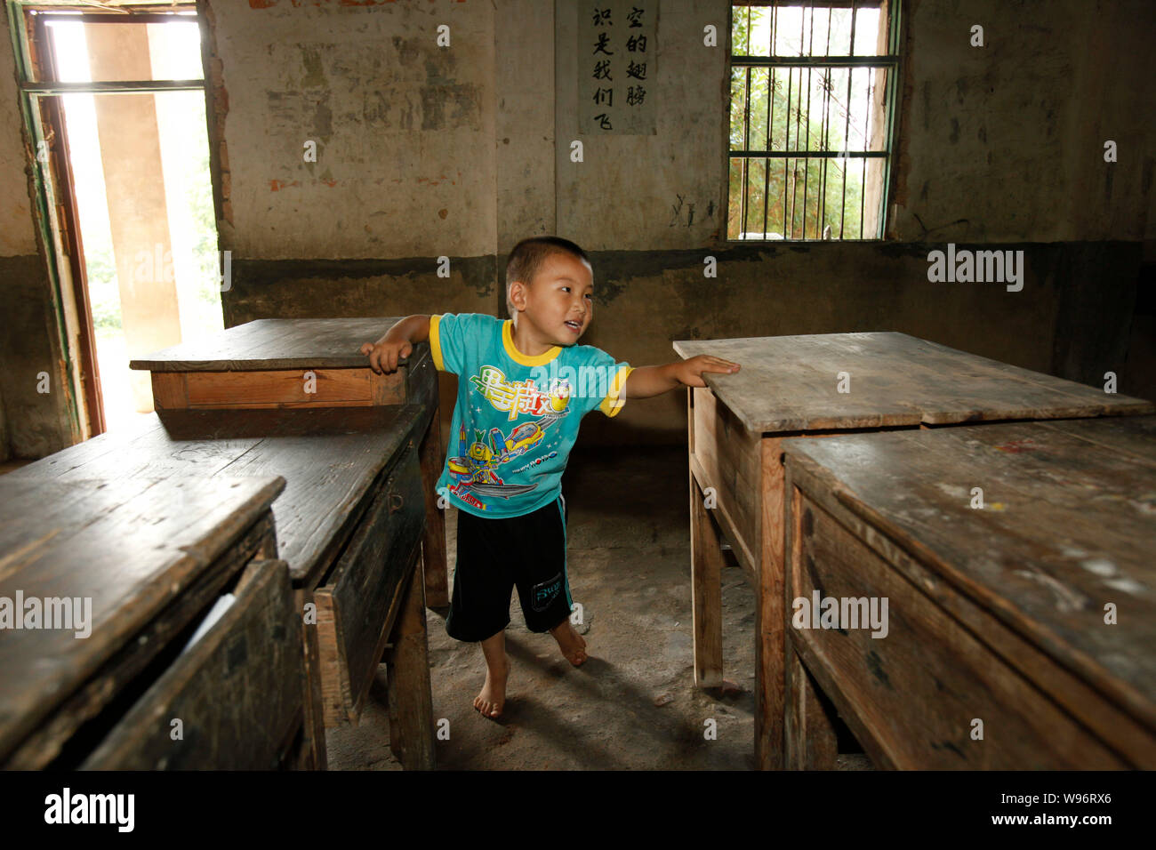 China poor classroom hi-res stock photography and images - Alamy