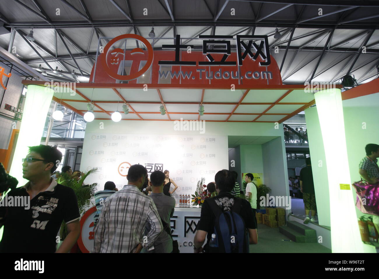 --File--People visit the stand of Tudou.com during the 10th China ...
