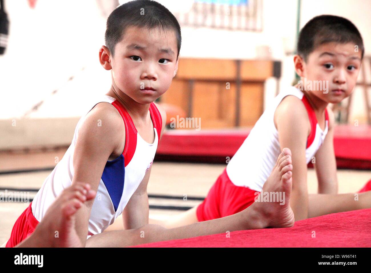 Chinese olympic gymnast hi-res stock photography and images - Alamy