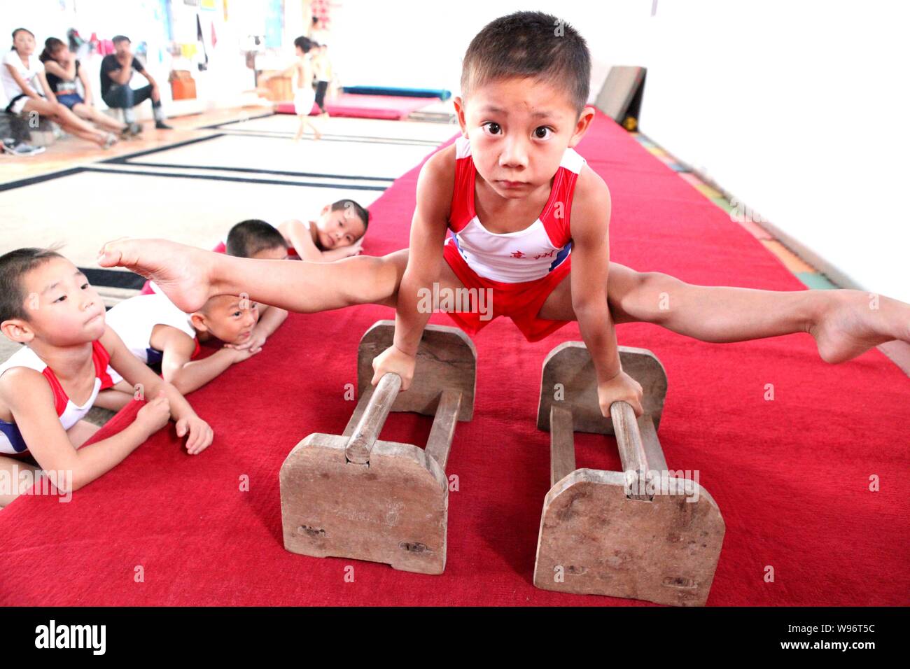 Chinese olympic gymnast hi-res stock photography and images - Alamy