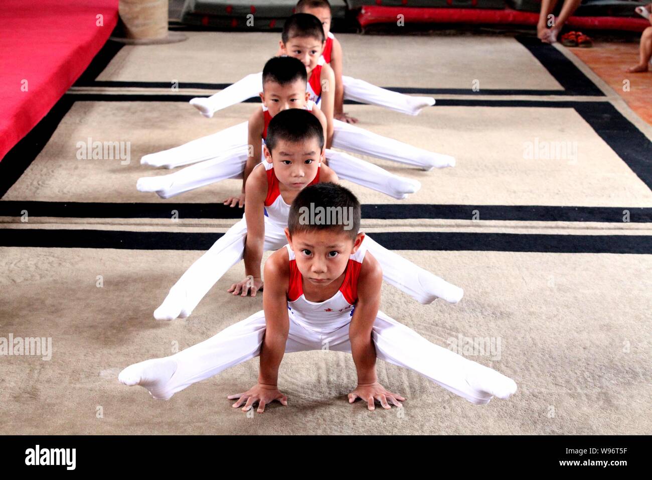 Chinese olympic gymnast hi-res stock photography and images - Alamy