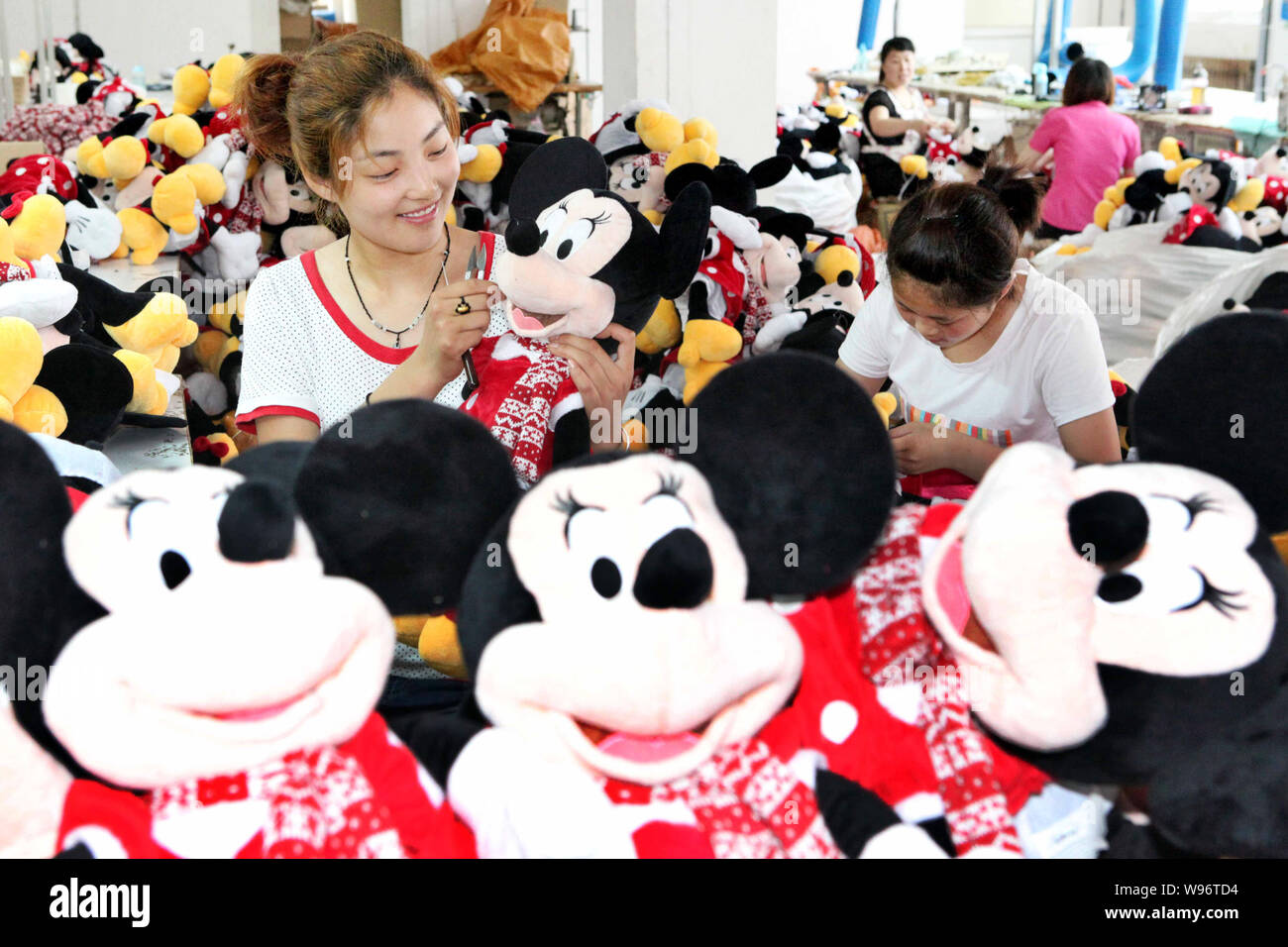 Female minnie mouse hi-res stock photography and images - Alamy