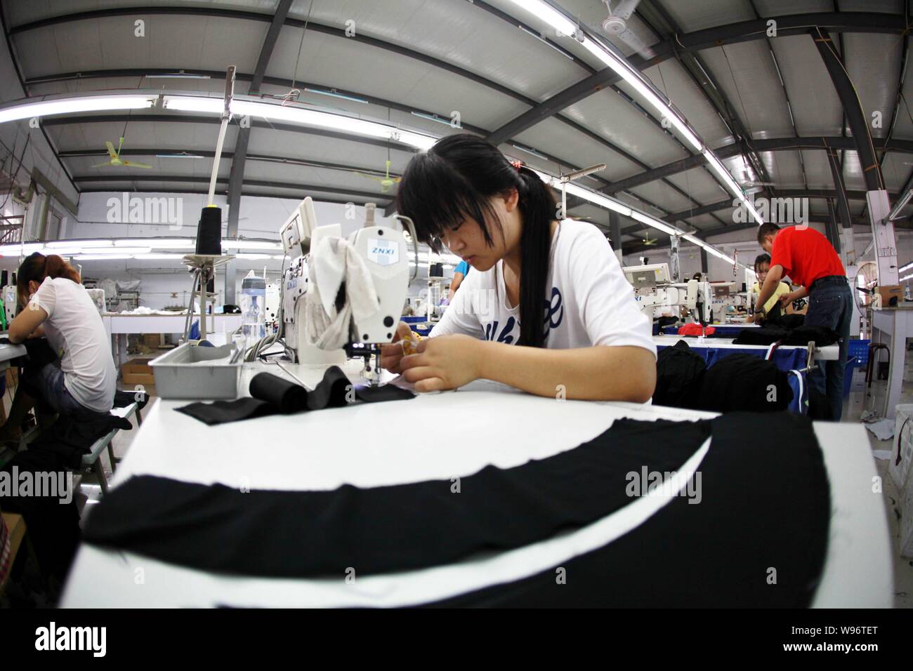 Chinese worker sewing machine hi-res stock photography and images - Alamy