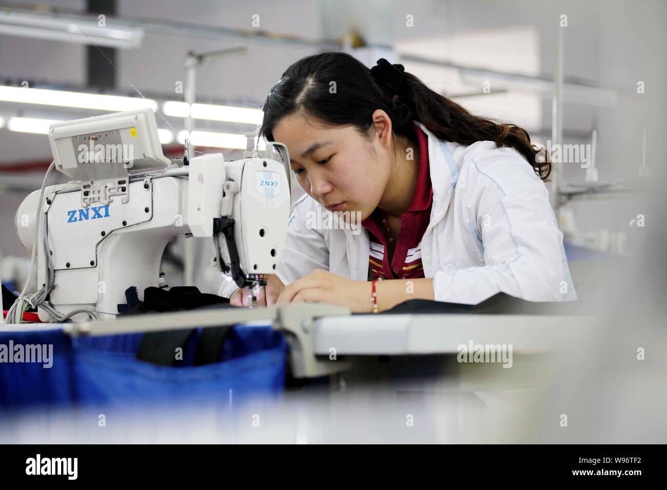 Chinese worker sewing machine hi-res stock photography and images - Alamy