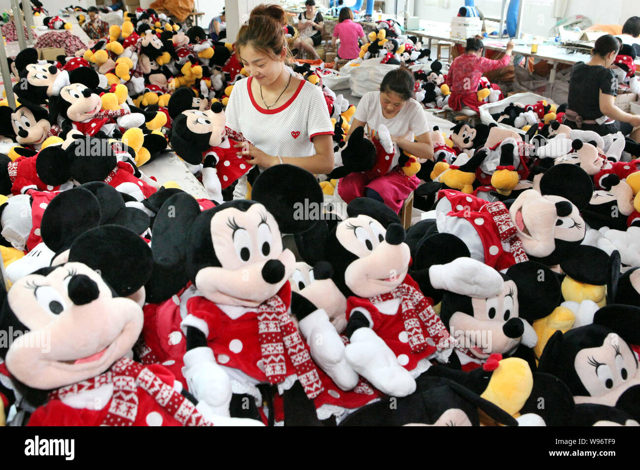 Female Chinese workers make Minnie Mouse dolls to be exported to Europe ...