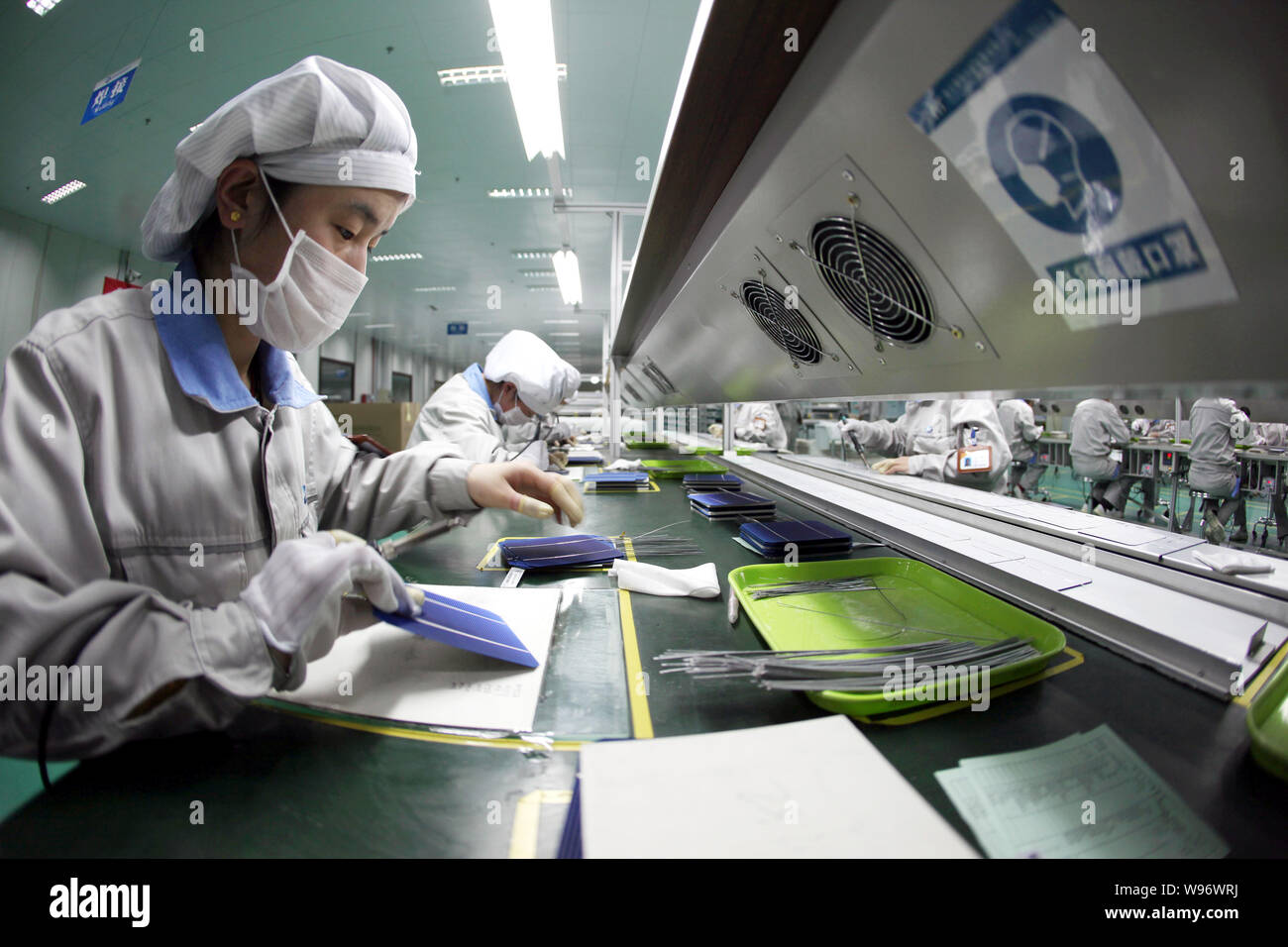 Chinese high tech factory workers hi-res stock photography and images ...