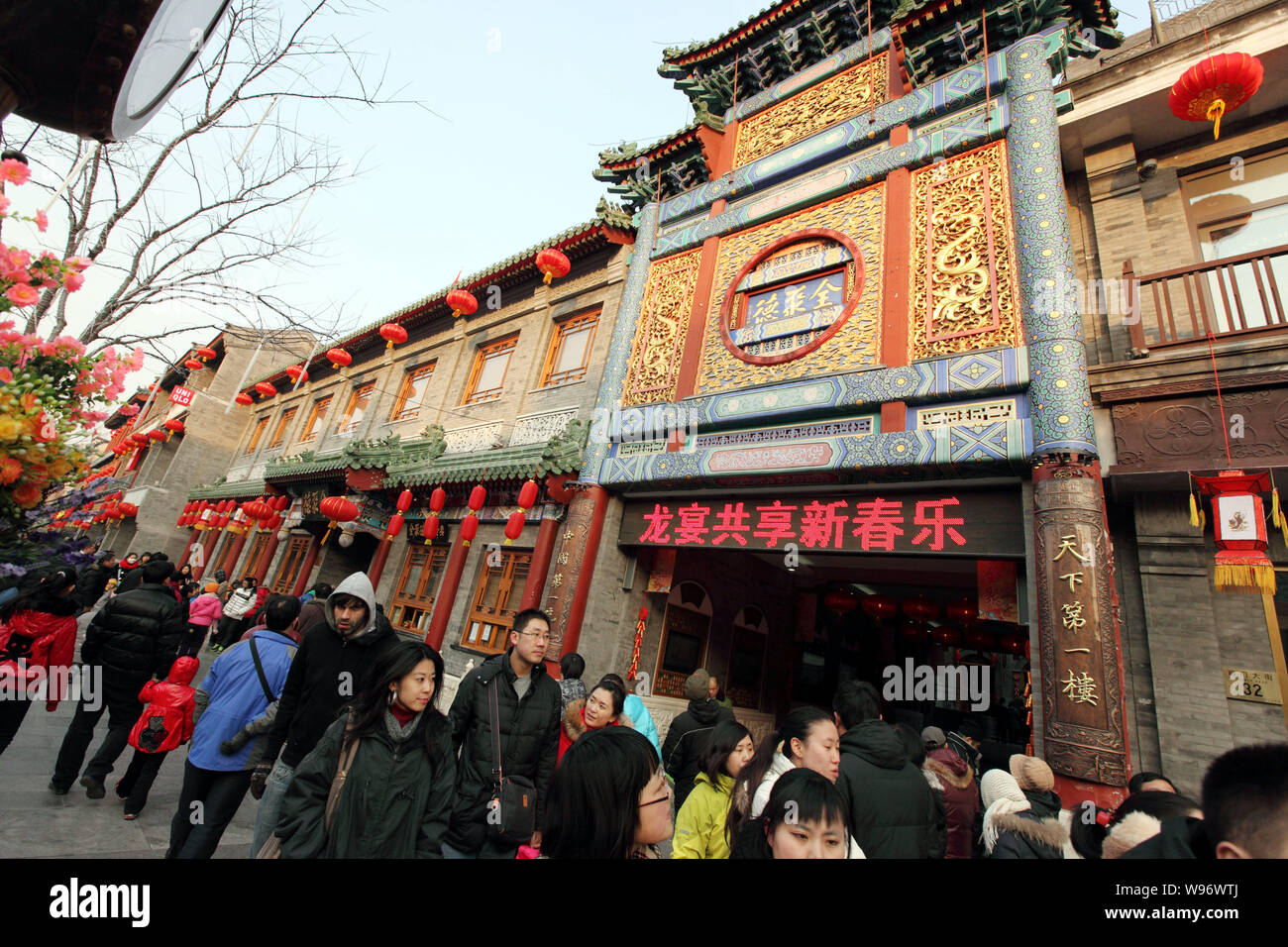 --FILE--Diners queue up outside a Quanjude roast duck restaurant in ...