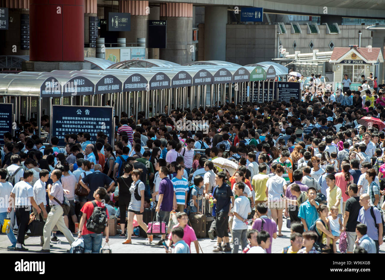 Passengers crowd the Beijing West Railway Station after their trains ...