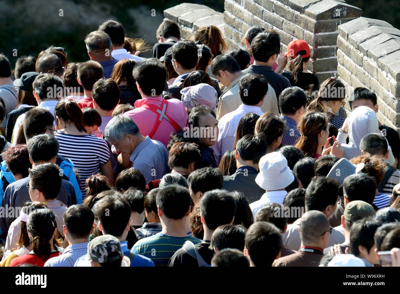 Tourists crowd the Badaling Great Wall during the National Day holiday ...
