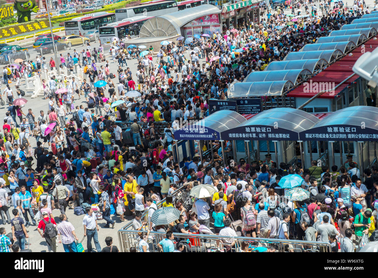 Passengers crowd the Beijing West Railway Station after their trains ...