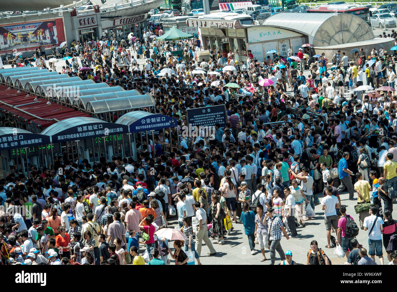 Passengers crowd the Beijing West Railway Station after their trains ...