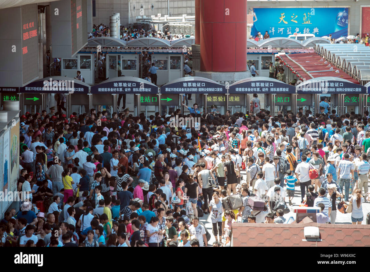 Passengers crowd the Beijing West Railway Station after their trains ...