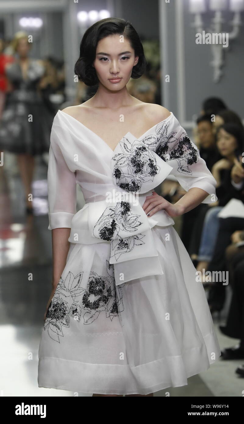 Chinese model Chen Bige and other models display the new collections ...