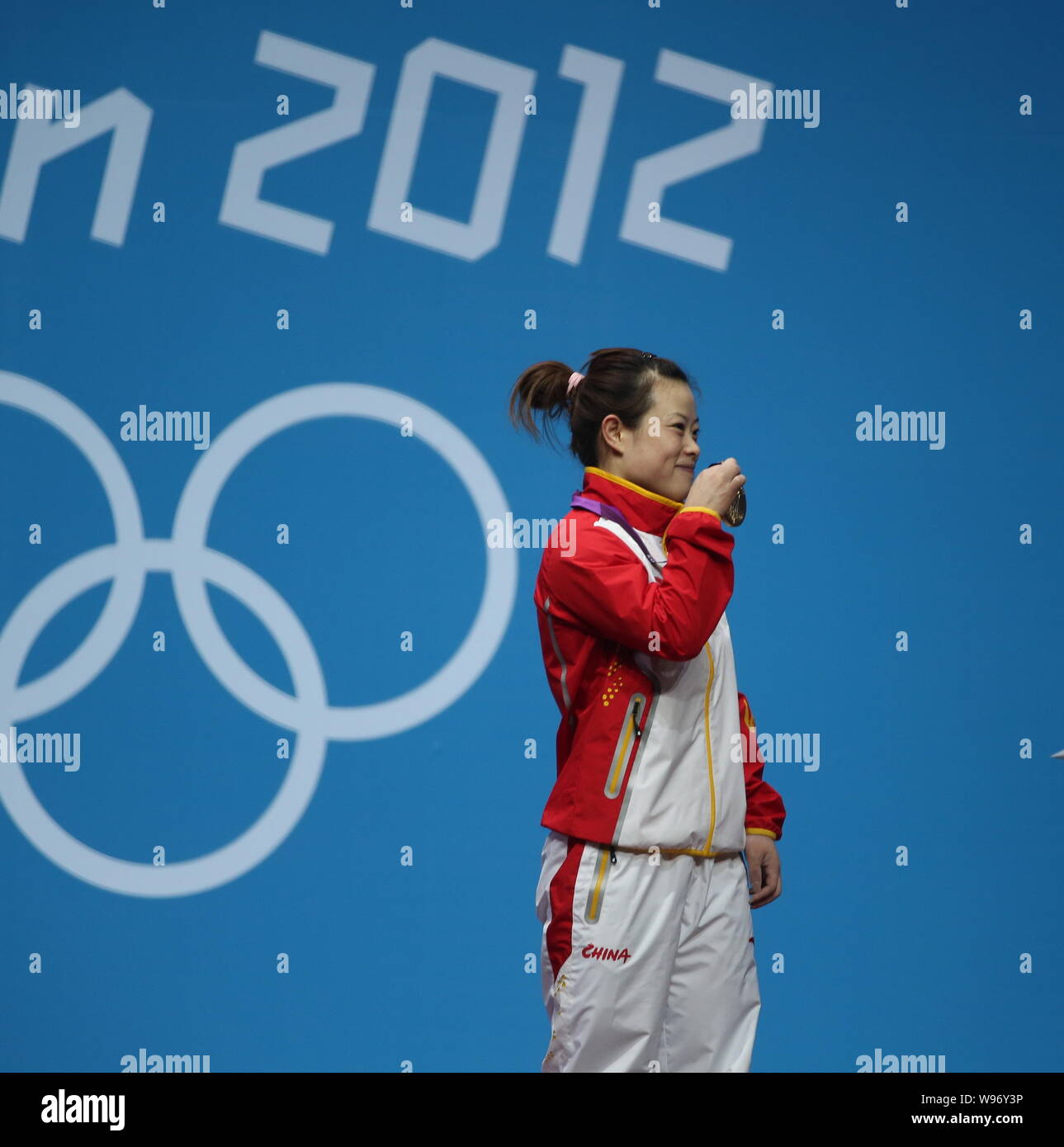 Gold medalist Wang Mingjuan of China shows her medal at the award ...