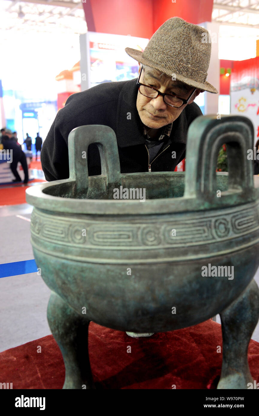 Bronze mao gong ding hi-res stock photography and images - Alamy