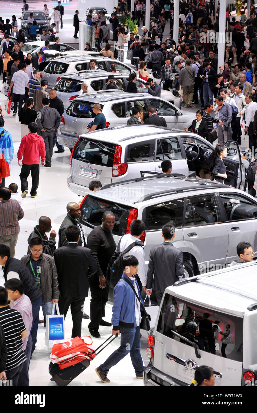 Visitors crowd around cars of Great Wall Motors during the 12th Beijing ...