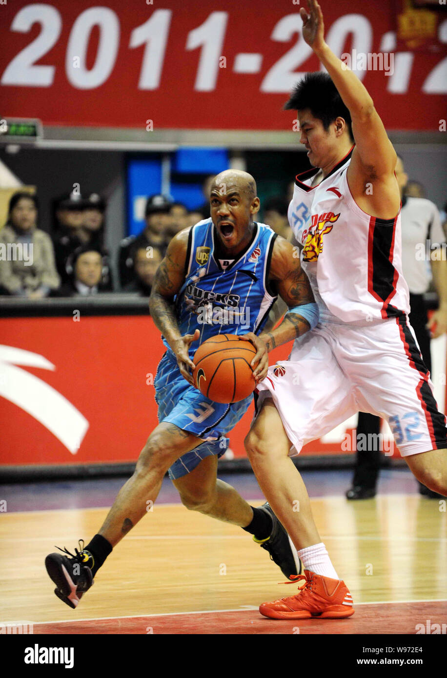 Stephon Marbury of Beijing Ducks, left, challenges Dong Hanlin of ...