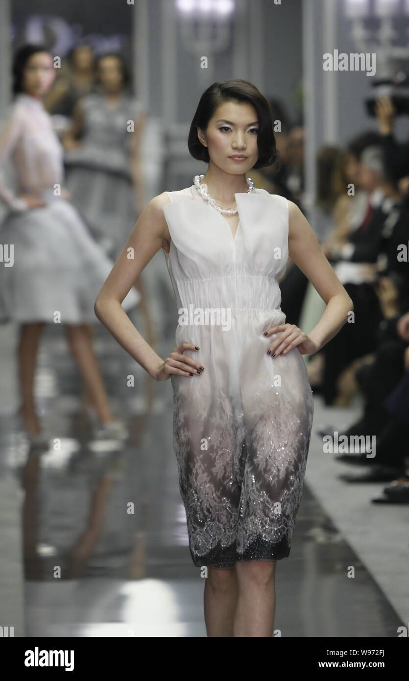 Chinese model Li Danni and other models display the new collections ...