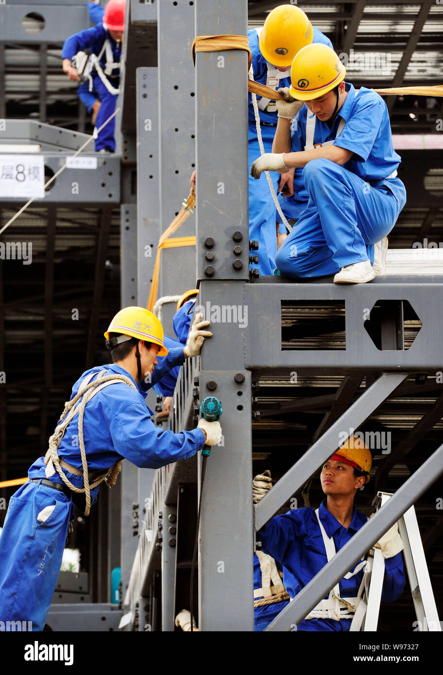 --File--Chinese workers assemble a steel-structure building in Changsha ...