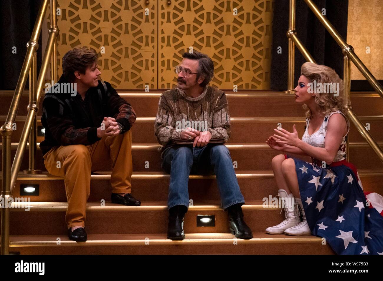 GLOW,(aka G.L.O.W.), from left: Chris Lowell, Marc Maron, Betty Gilpin ...