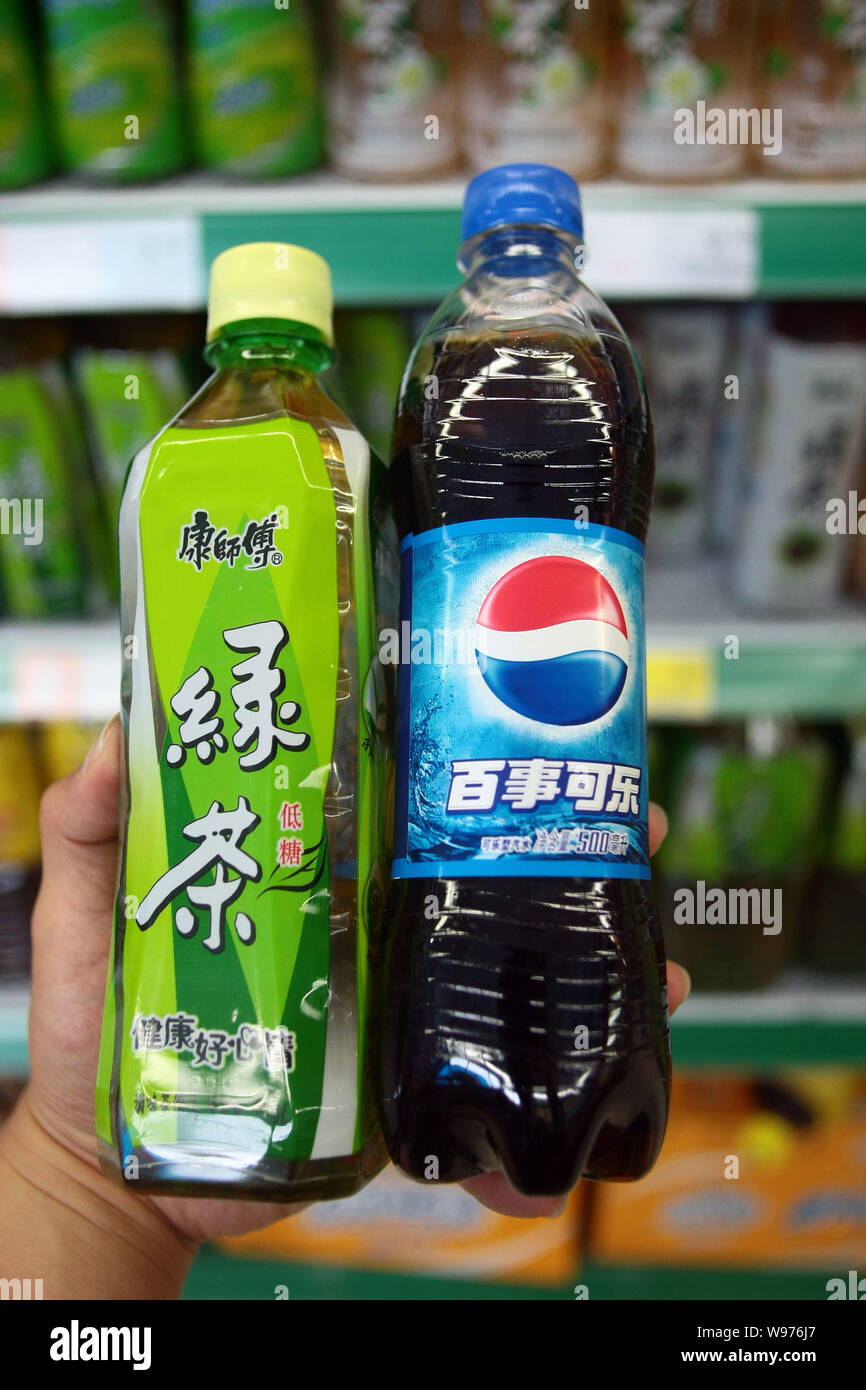 --File--A customer chooses Master Kong ice tea of Tingyi (Cayman ...