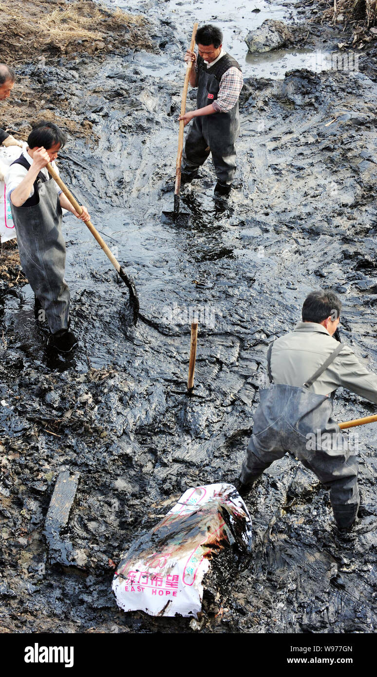 Leaking oil pipe hi-res stock photography and images - Alamy