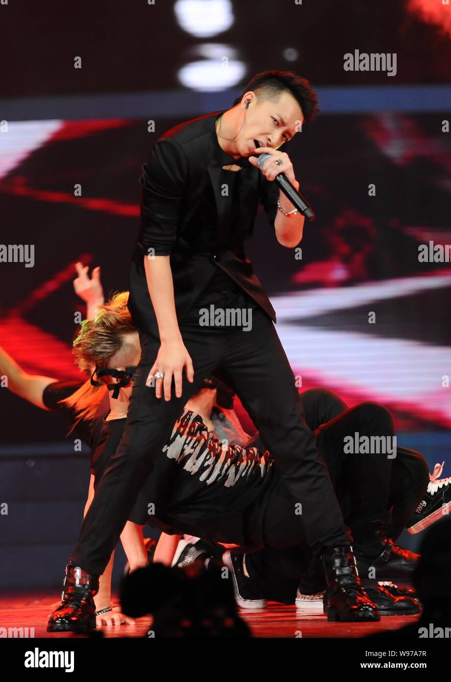 Chinese singer and actor Han Geng performs during the 11th CCTV-MTV ...