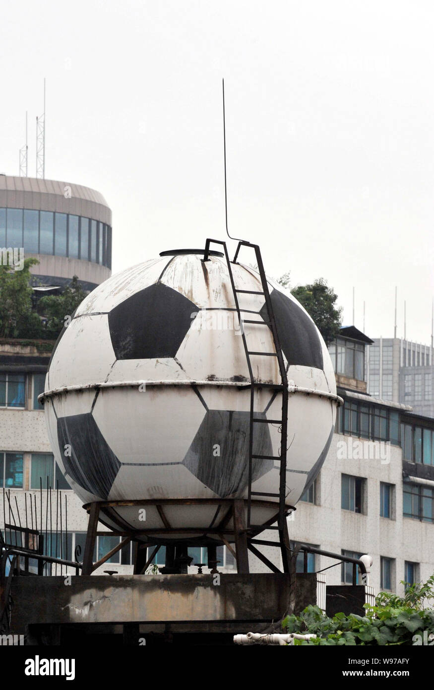 Football shaped building hi-res stock photography and images - Alamy