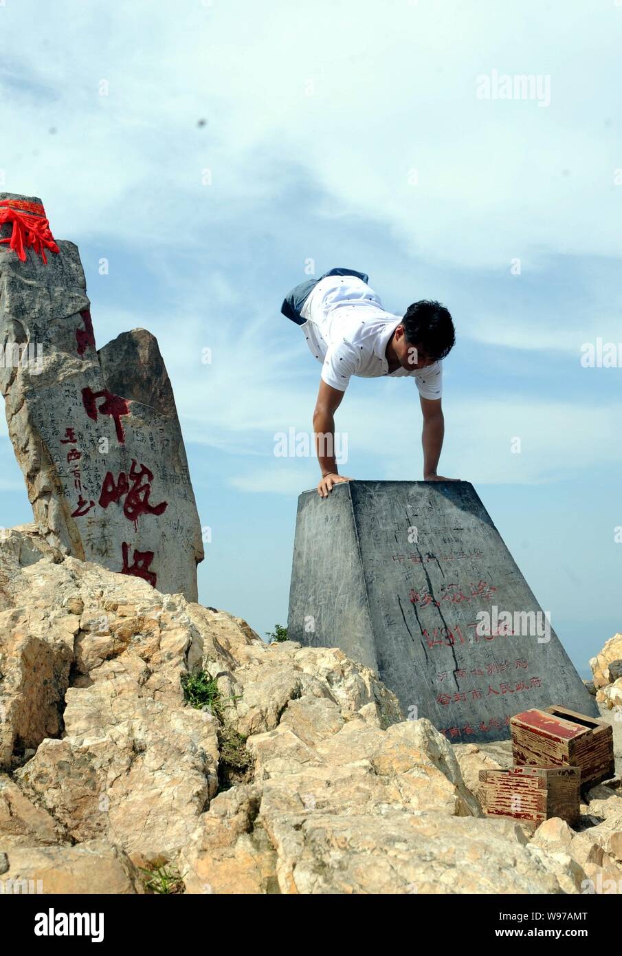 Legless man hi-res stock photography and images - Alamy