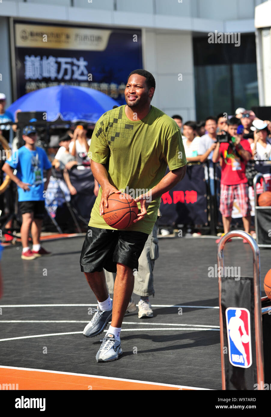 NBA Legend and seven-time NBA Champion Robert Horry plays basketball ...