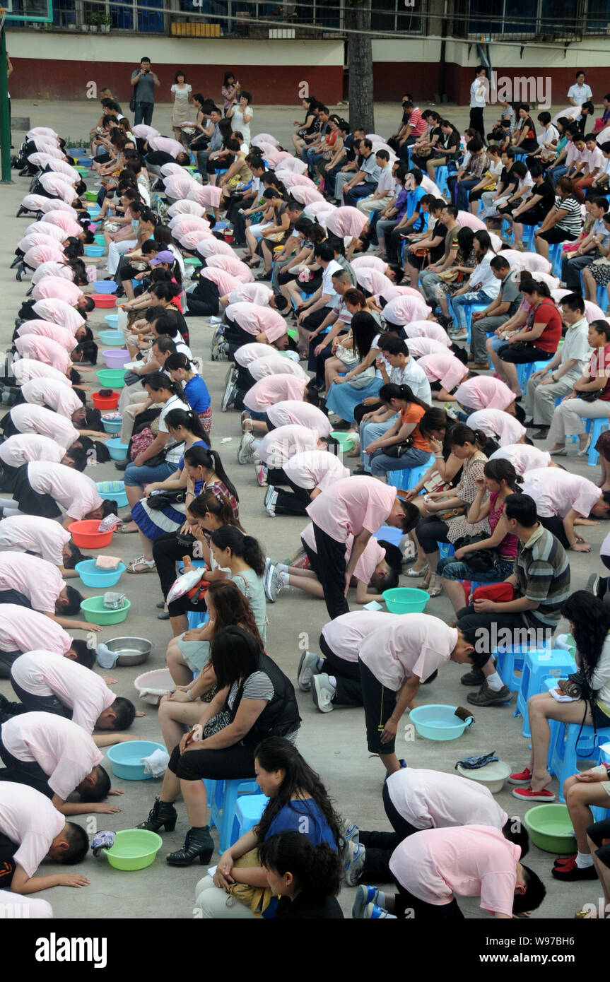 Wash feet hi-res stock photography and images - Alamy