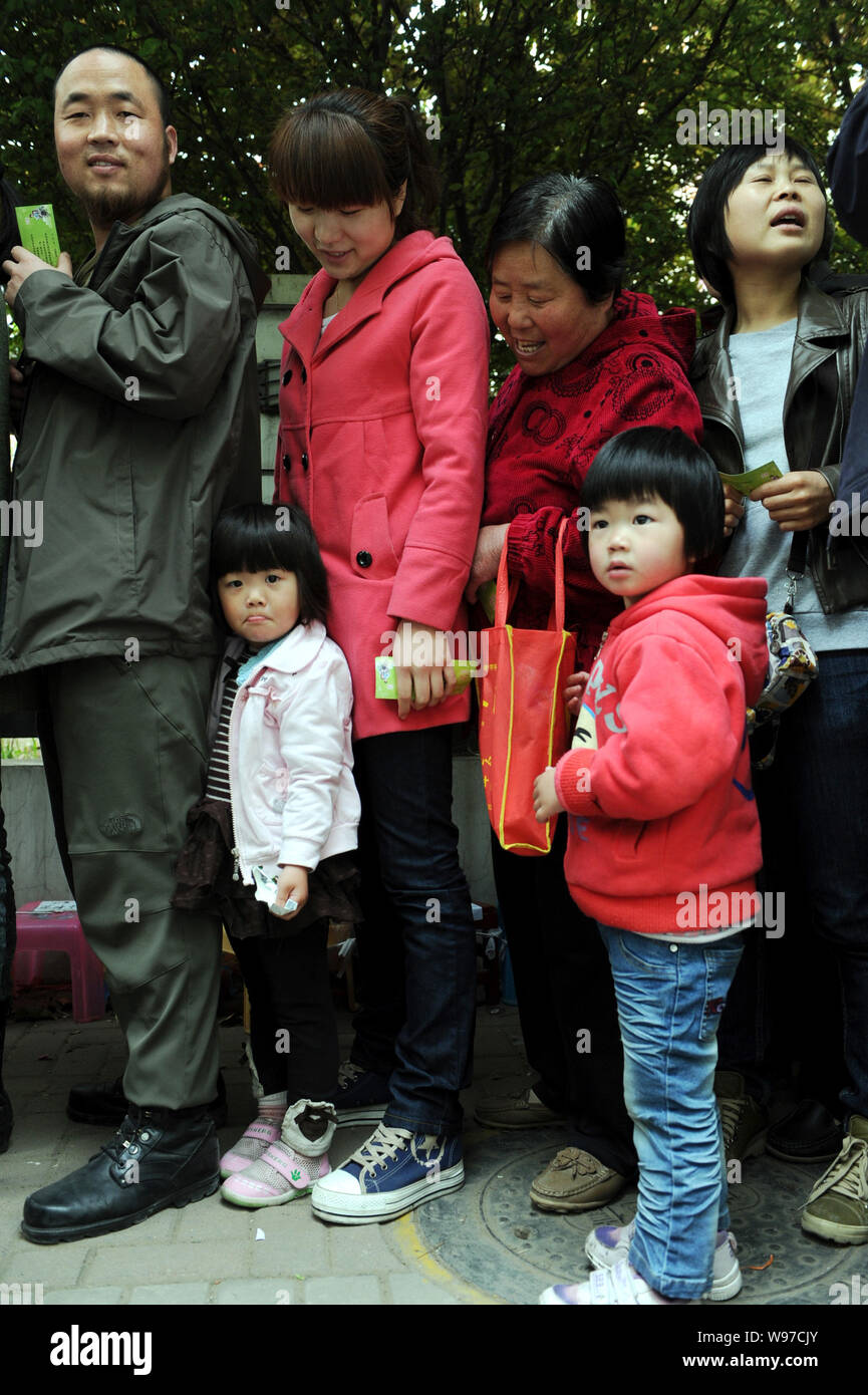 Children queue hi-res stock photography and images - Alamy