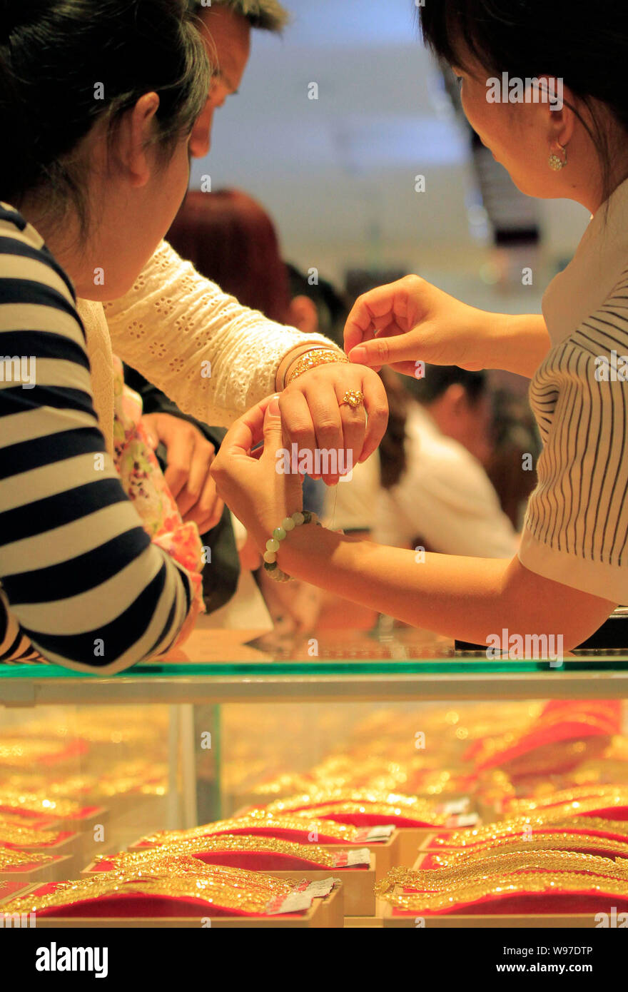 China gold shop jewellery hi-res stock photography and images - Alamy