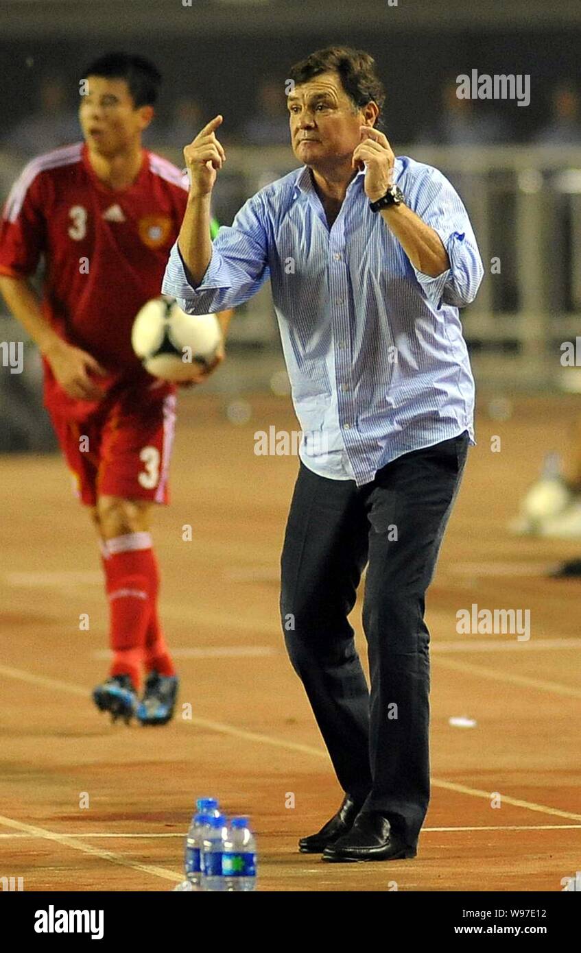 Soccer friendly match hi-res stock photography and images - Alamy