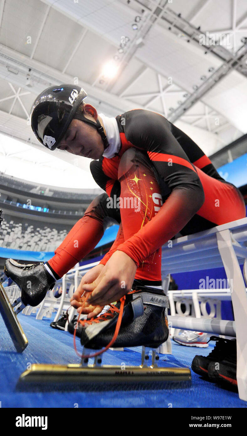 A member of the Chinese national short track speed skating team wears ...