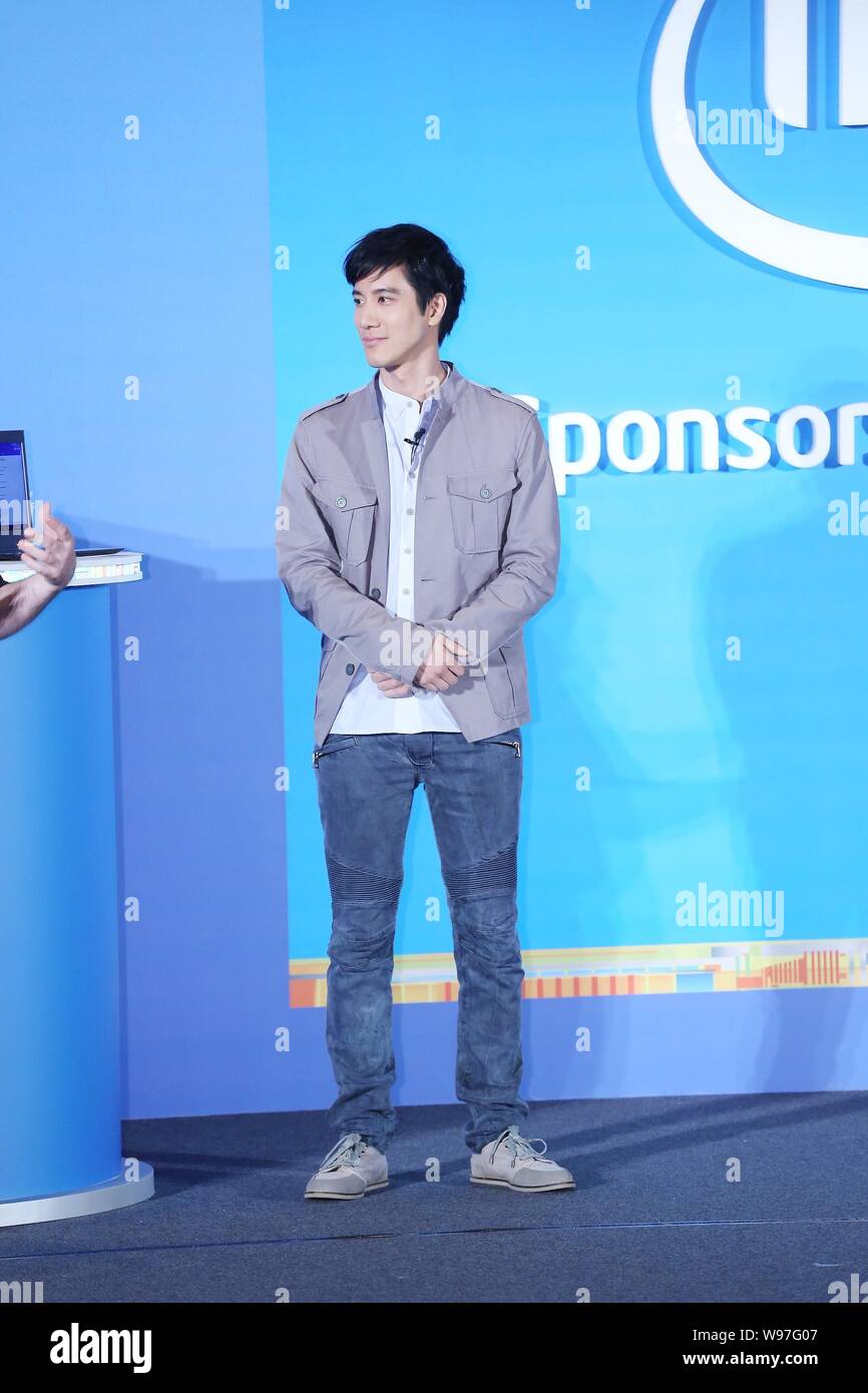 Taiwanese American singer Leehom Wang poses during the endorsement ... Taiwanese American singer Leehom Wang poses during the endorsement ...