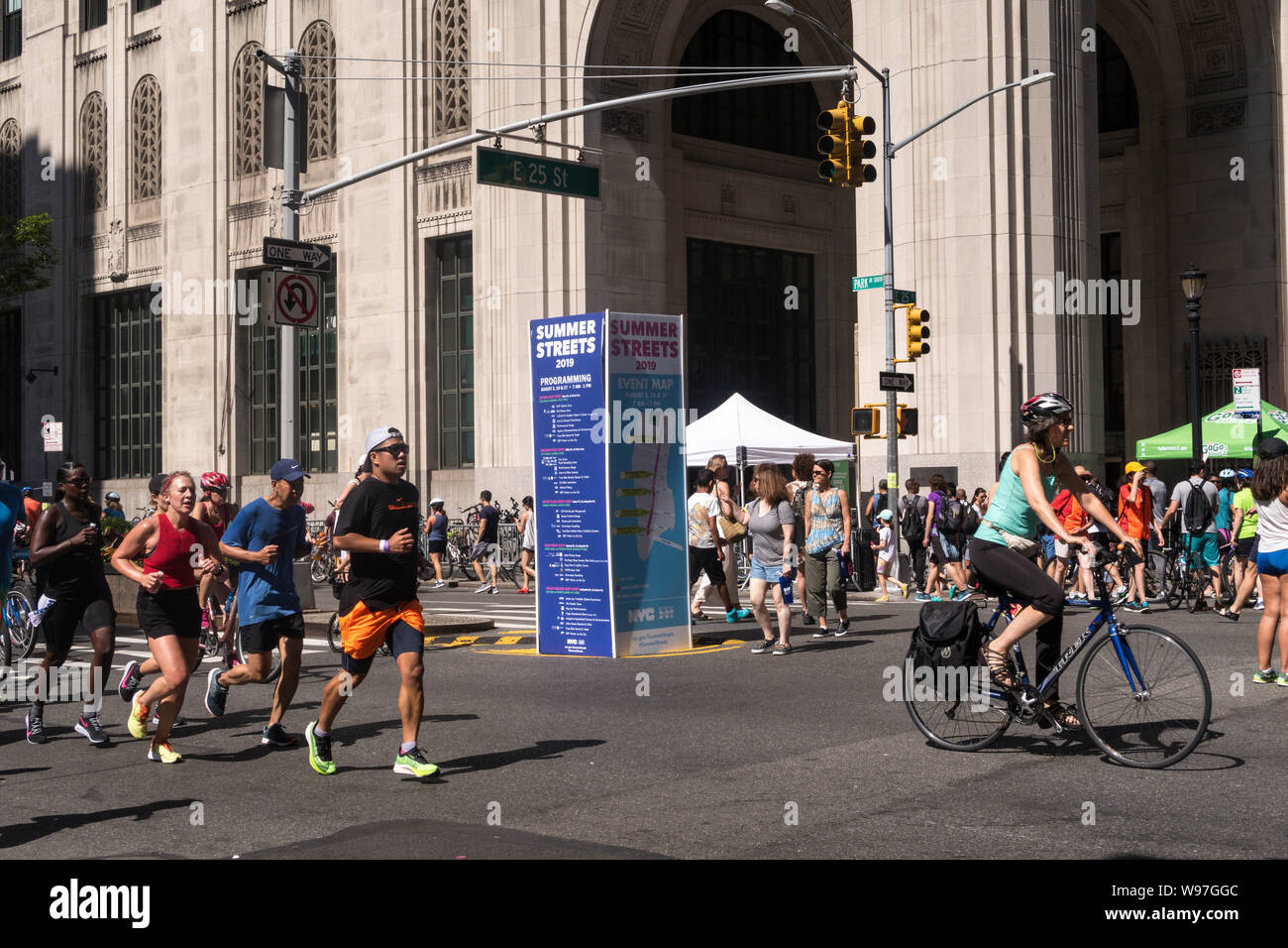 Summer streets hi-res stock photography and images - Alamy