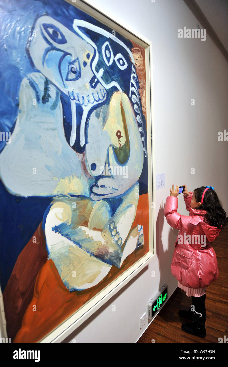 A little girl takes photos of the introduction of a painting by Spanish ...