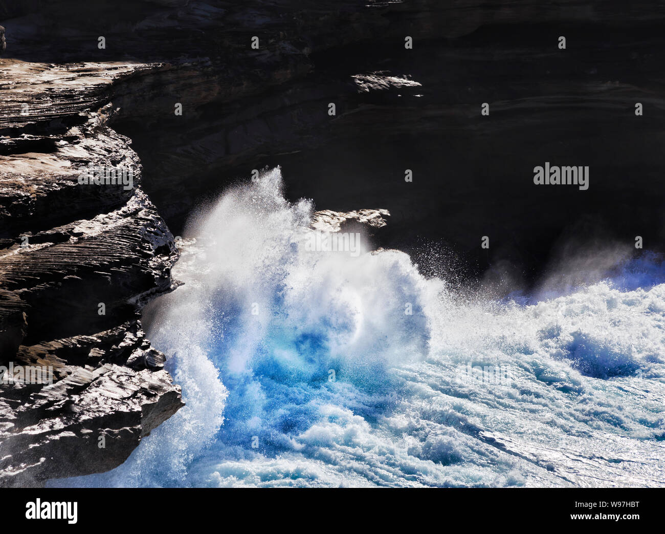 Wave crashing cliffs hi-res stock photography and images - Alamy