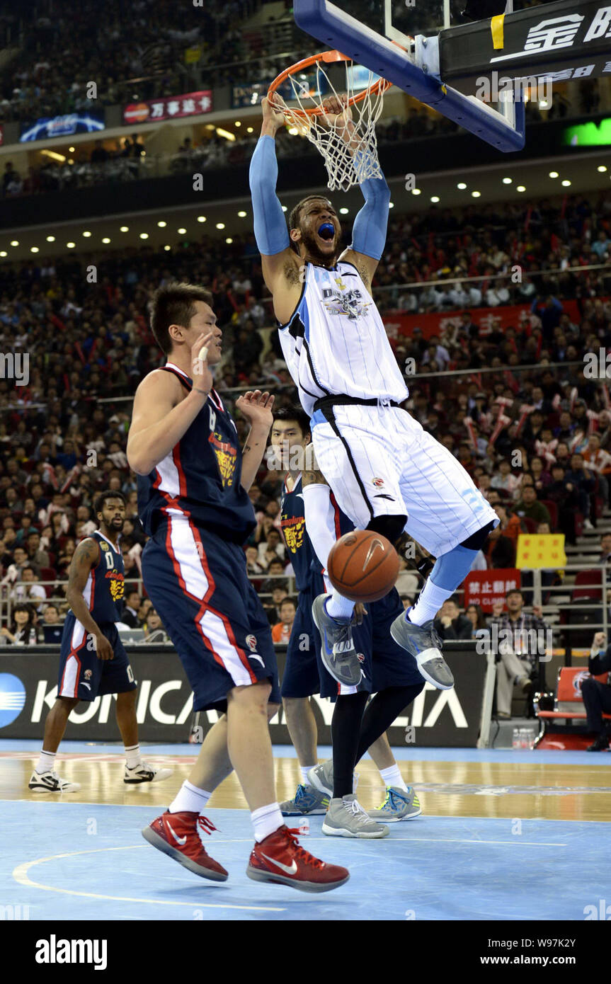 Randolph Morris of Beijing Ducks, top, dunks against Guangdong Tigers ...