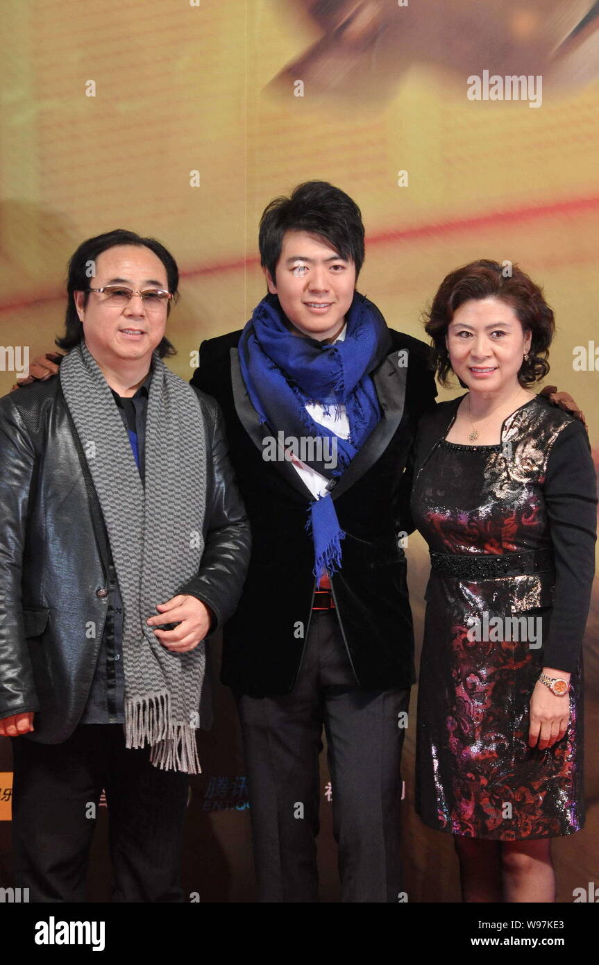 Chinese pianist Lang Lang, center, poses with his parents on the red ...