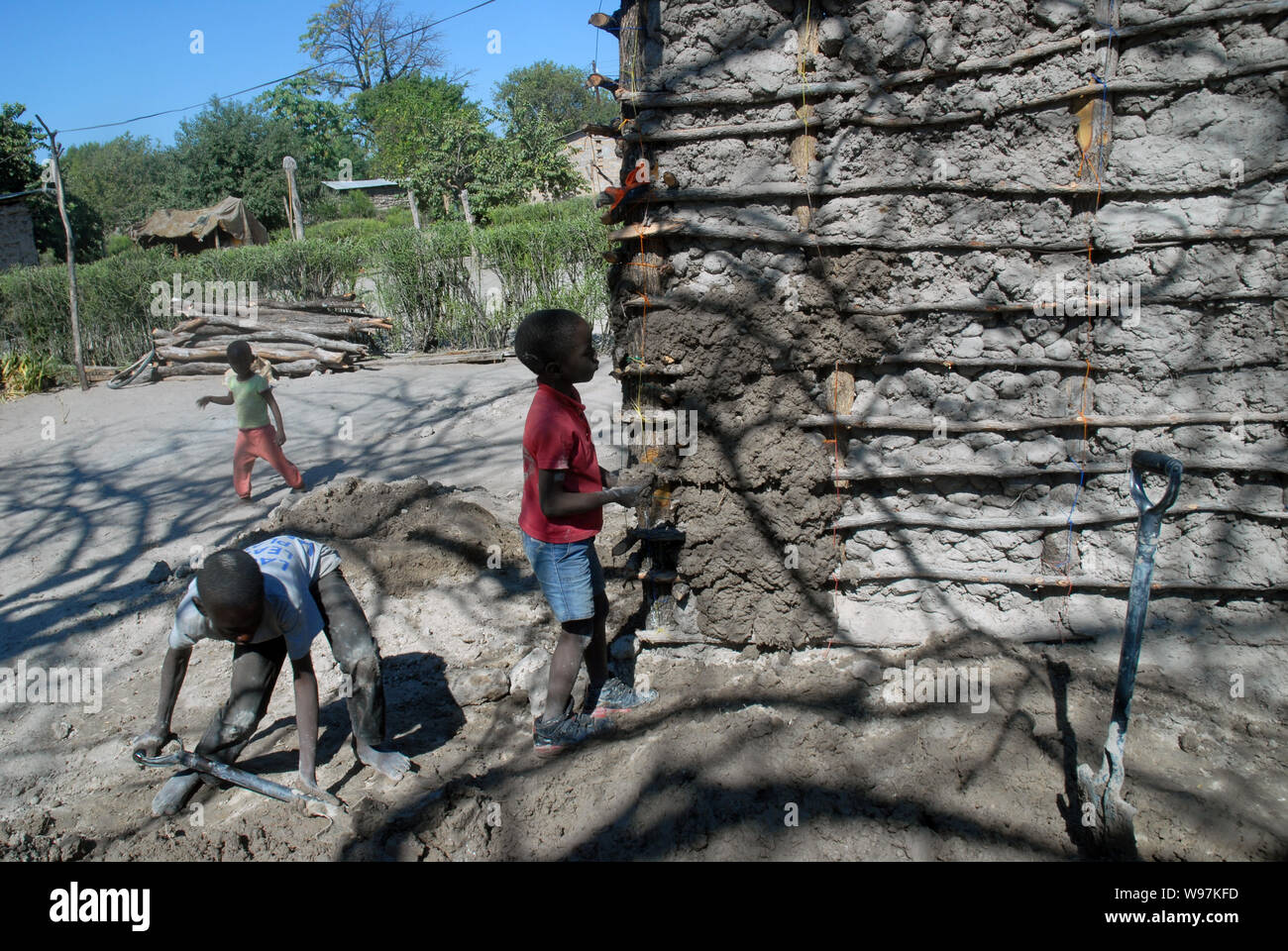 Build mud hut hi-res stock photography and images - Alamy
