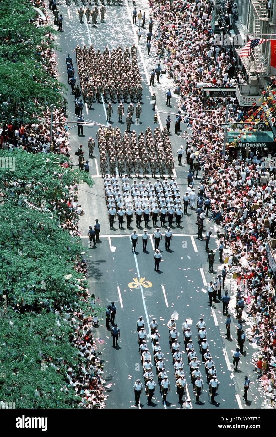 Desert Storm march in the Welcome Home parade Stock Photo - Alamy