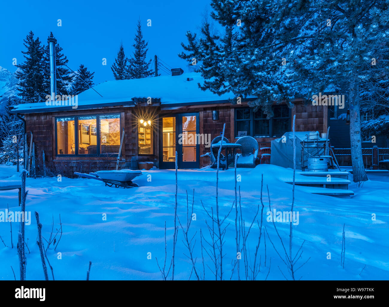 Wooden house canada night hi-res stock photography and images - Alamy