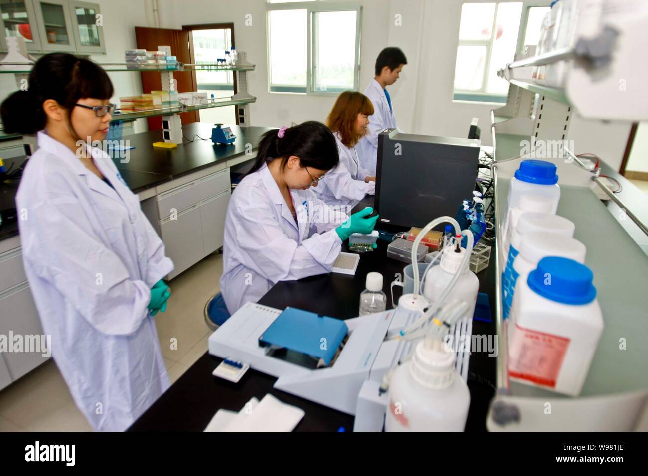 Biomedicine lab hi-res stock photography and images - Alamy