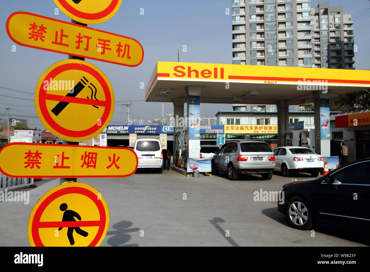 Royal Dutch Shell Filling Car