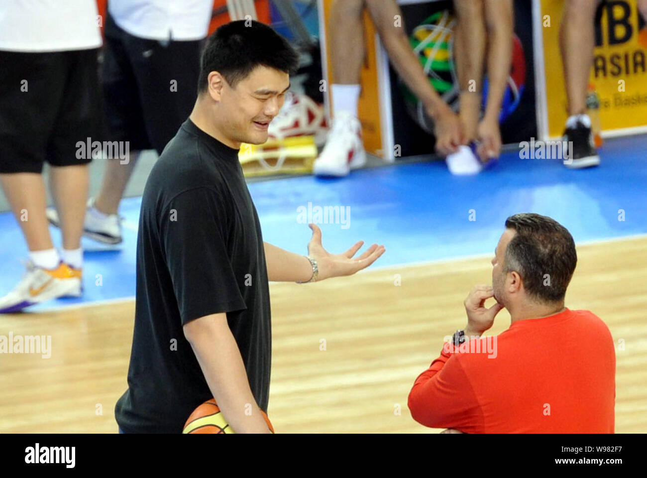 Chinese basketball player Yao Ming (L) talks with Bob Donewald (R), the ...
